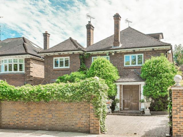 6 bedroom detached house for sale