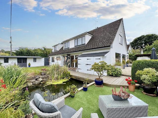 6 bedroom detached house for sale
