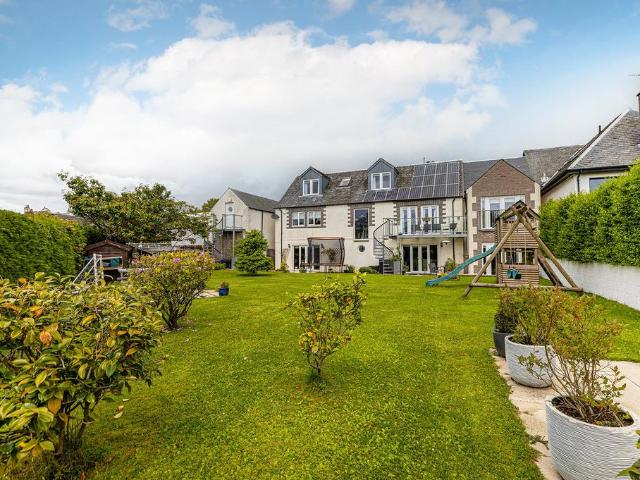 6 bedroom detached house for sale