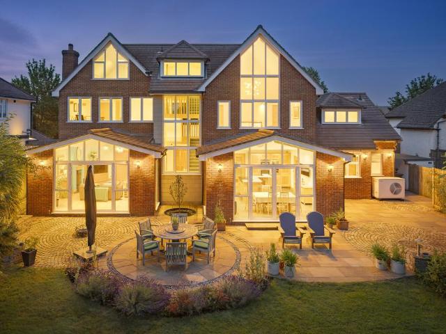 6 bedroom detached house for sale