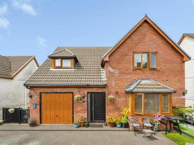 6 bedroom detached house for sale