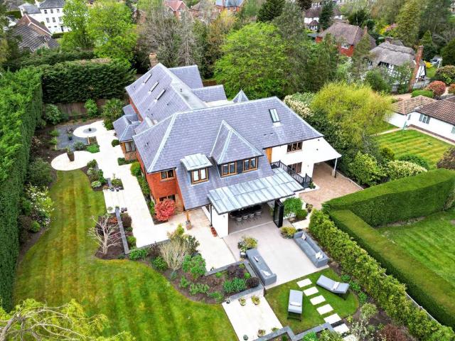 6 bedroom detached house for sale