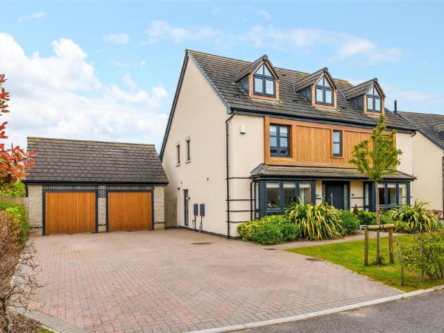 6 bedroom detached house for sale