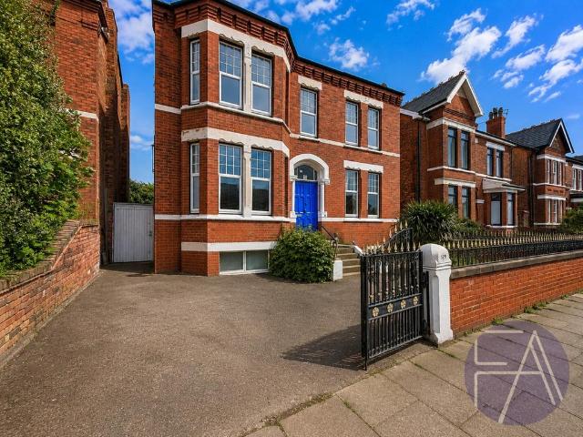 6 bedroom detached house for sale