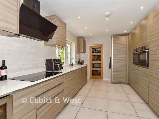 6 bedroom detached house for sale
