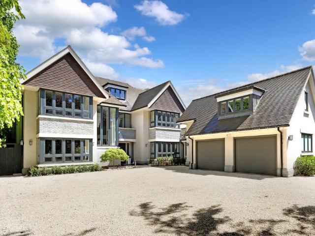 6 bedroom detached house for sale