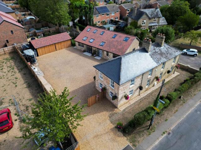 6 bedroom detached house for sale