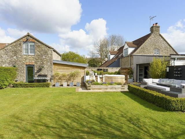 6 bedroom detached house for sale