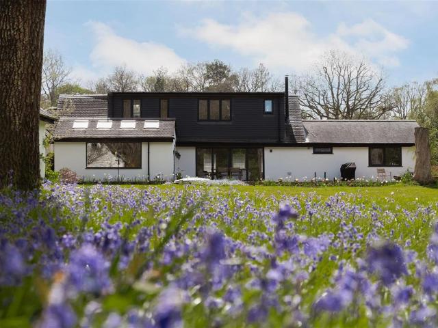 6 bedroom detached house for sale