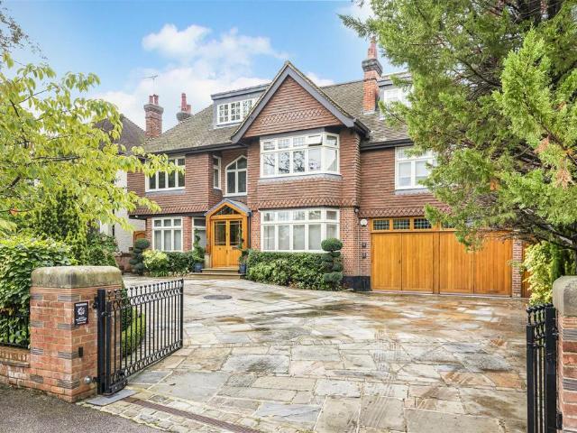 6 bedroom detached house for sale
