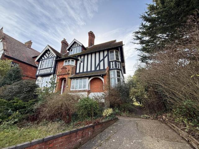 6 bedroom detached house for sale