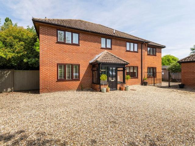 6 bedroom detached house for sale