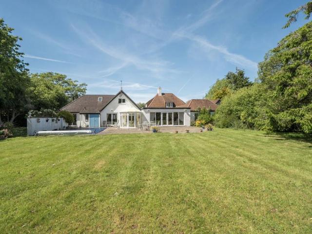 6 bedroom detached house for sale