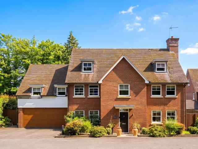 6 bedroom detached house for sale