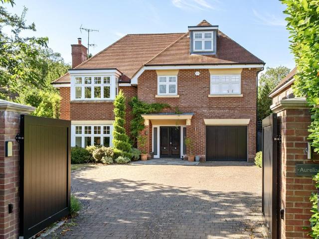 6 bedroom detached house for sale