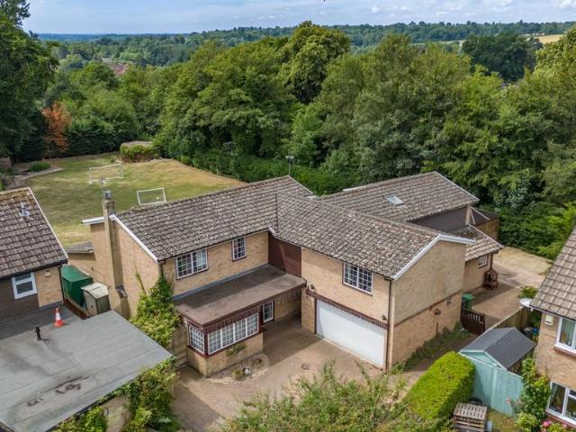 6 bedroom detached house for sale