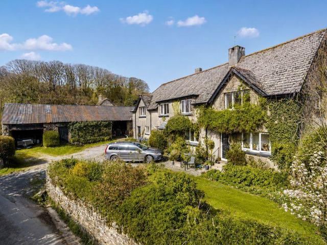 6 bedroom detached house for sale
