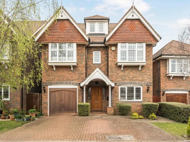 6 bedroom detached house for sale