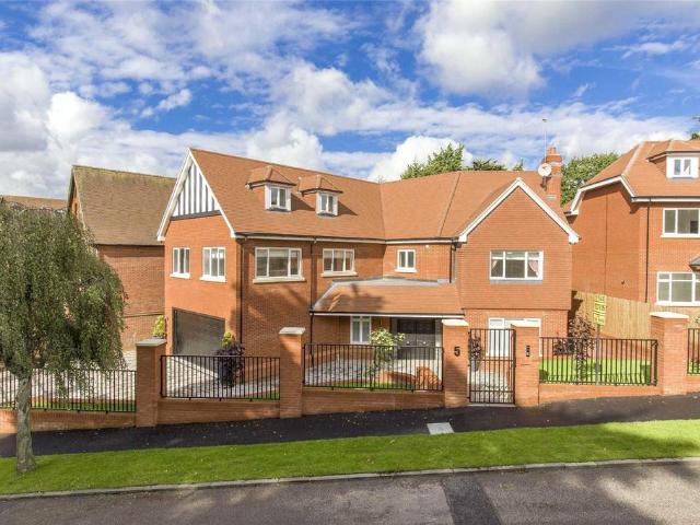 6 bedroom detached house for sale