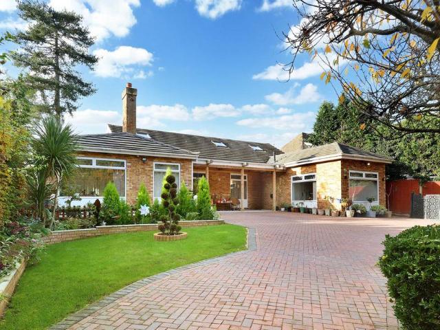 6 bedroom detached house for sale