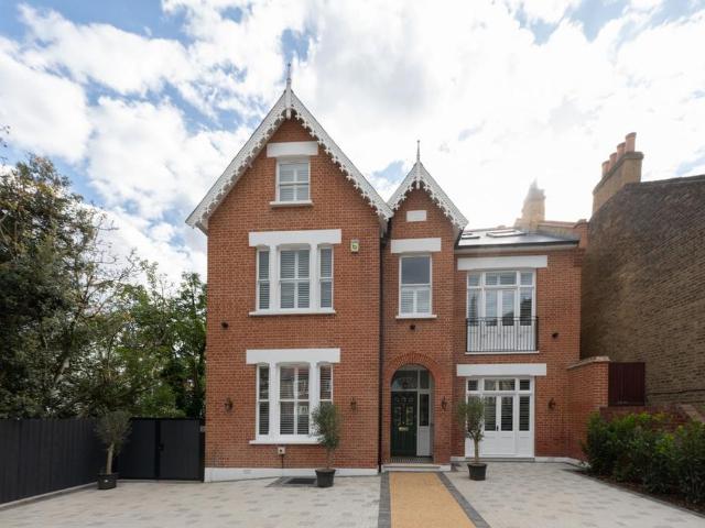 6 bedroom detached house for sale