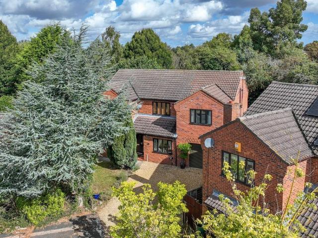 6 bedroom detached house for sale