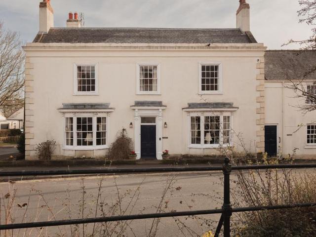 6 bedroom detached house for sale