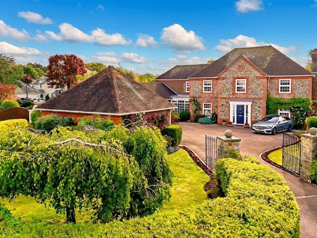 6 bedroom detached house for sale