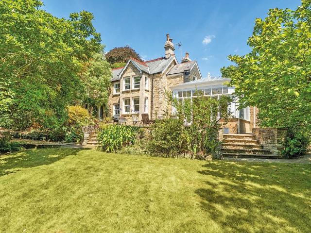 6 bedroom detached house for sale