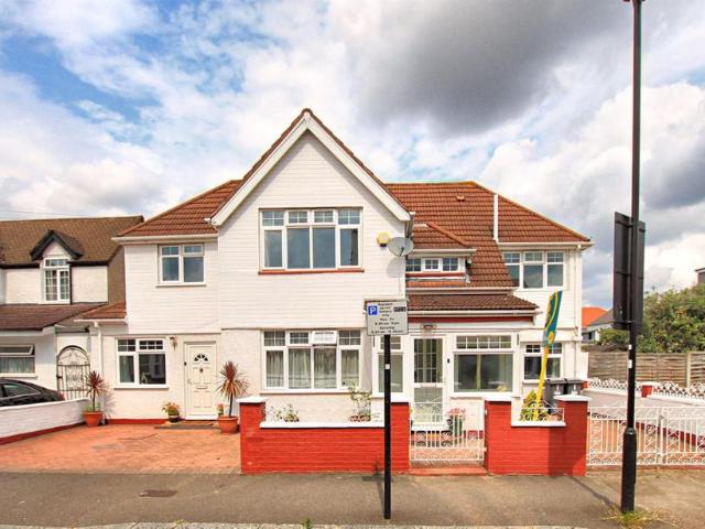6 bedroom detached house for sale