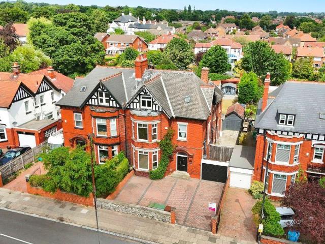 6 bedroom detached house for sale