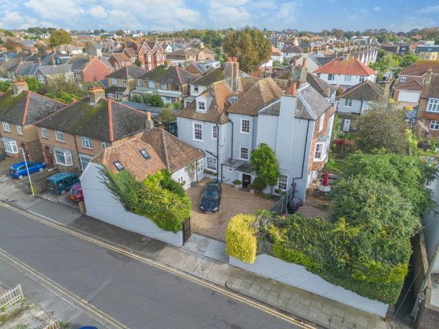 6 bedroom detached house for sale