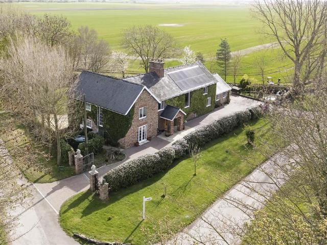 6 bedroom detached house for sale
