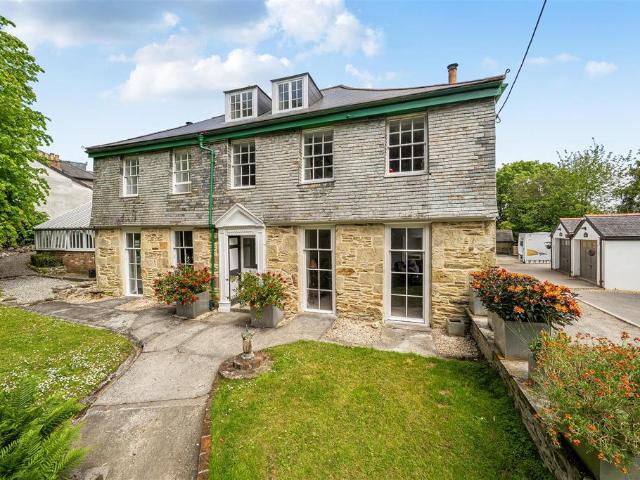 6 bedroom detached house for sale