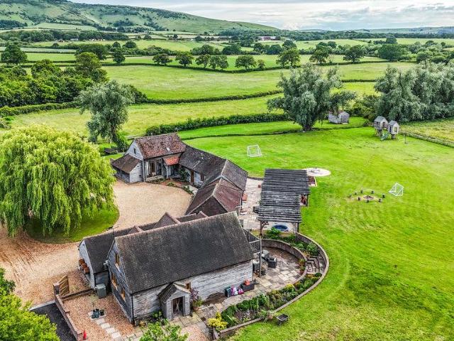 6 bedroom detached house for sale