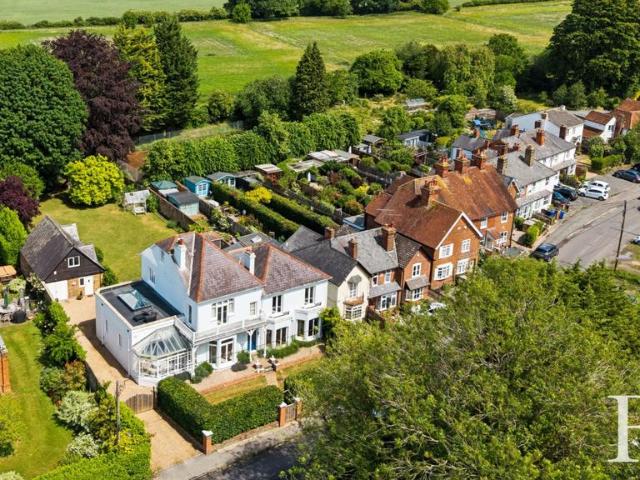 6 bedroom detached house for sale