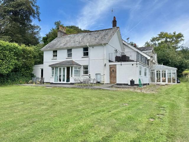 6 bedroom detached house for sale