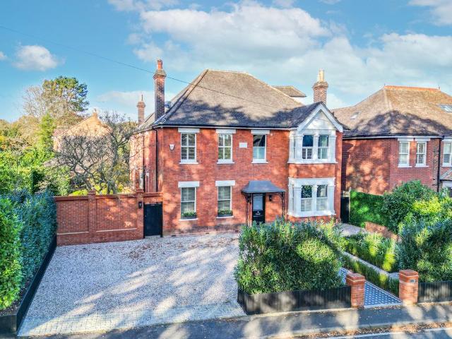 6 bedroom detached house for sale