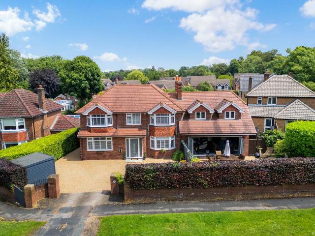 6 bedroom detached house for sale