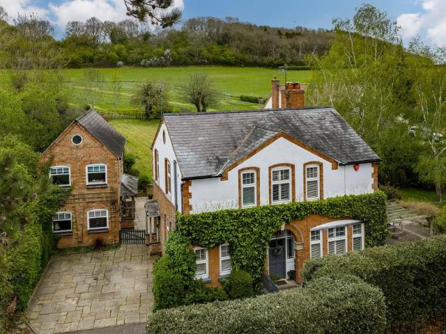 6 bedroom detached house for sale