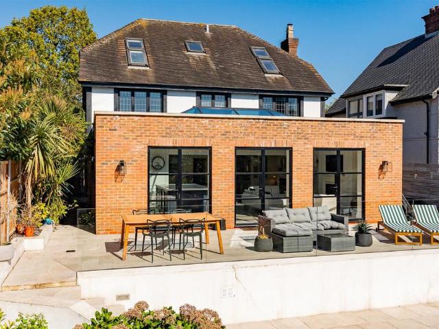 6 bedroom detached house for sale