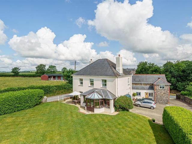 6 bedroom detached house for sale