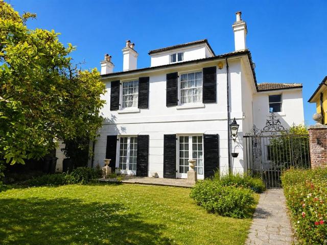 6 bedroom detached house for sale