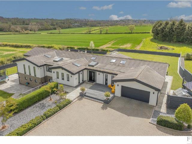6 bedroom detached house for sale