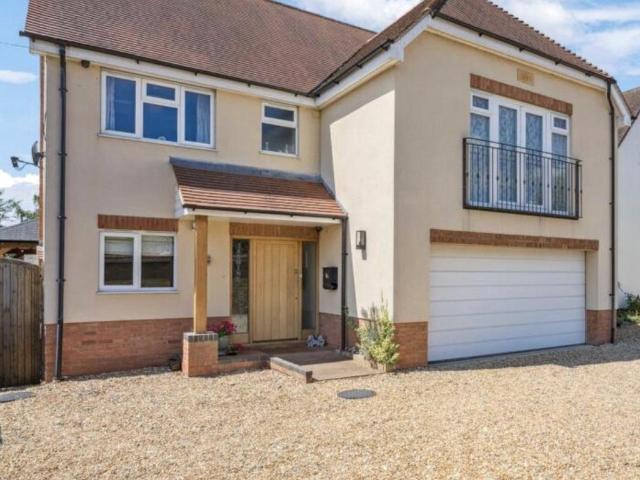 6 bedroom detached house for sale