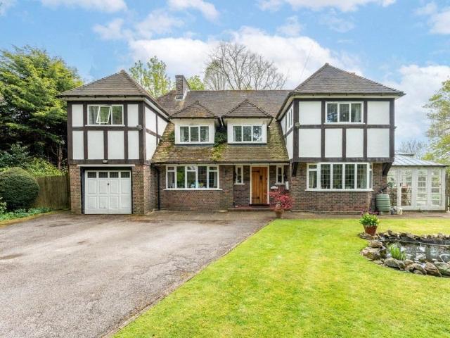 6 bedroom detached house for sale