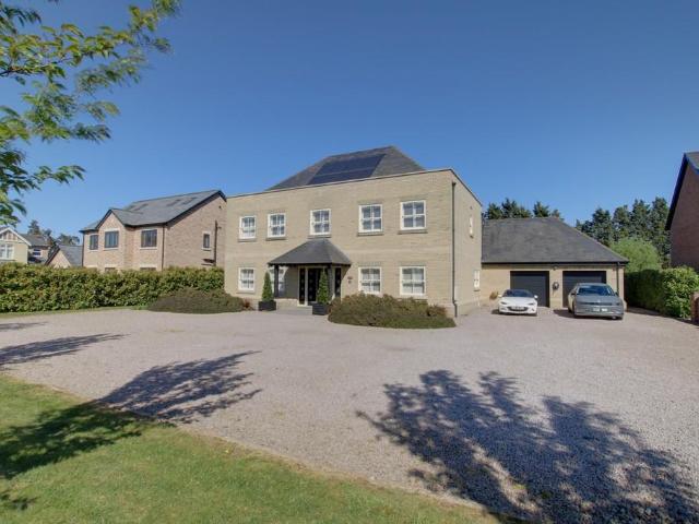 6 bedroom detached house for sale