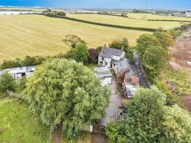 6 bedroom detached house for sale
