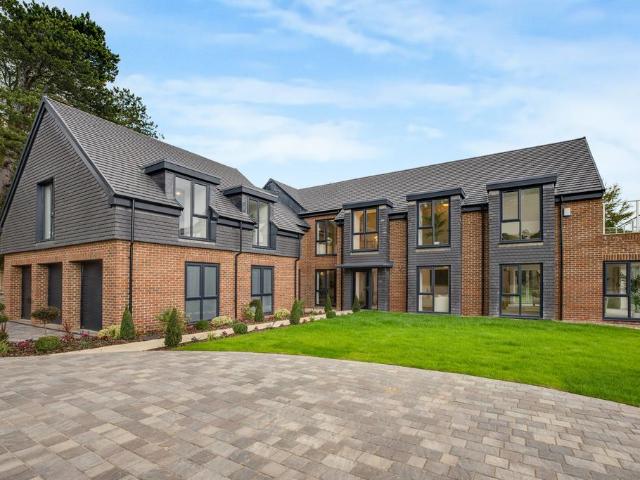 6 bedroom detached house for sale