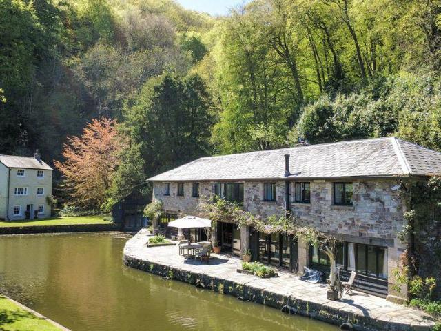 6 bedroom detached house for sale